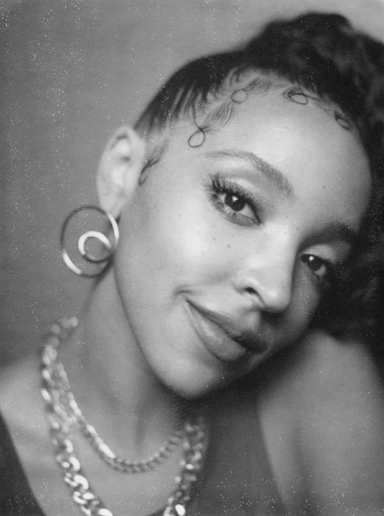 TINASHE - Swirly Medium Mismatched Hoop Earrings - MISHO